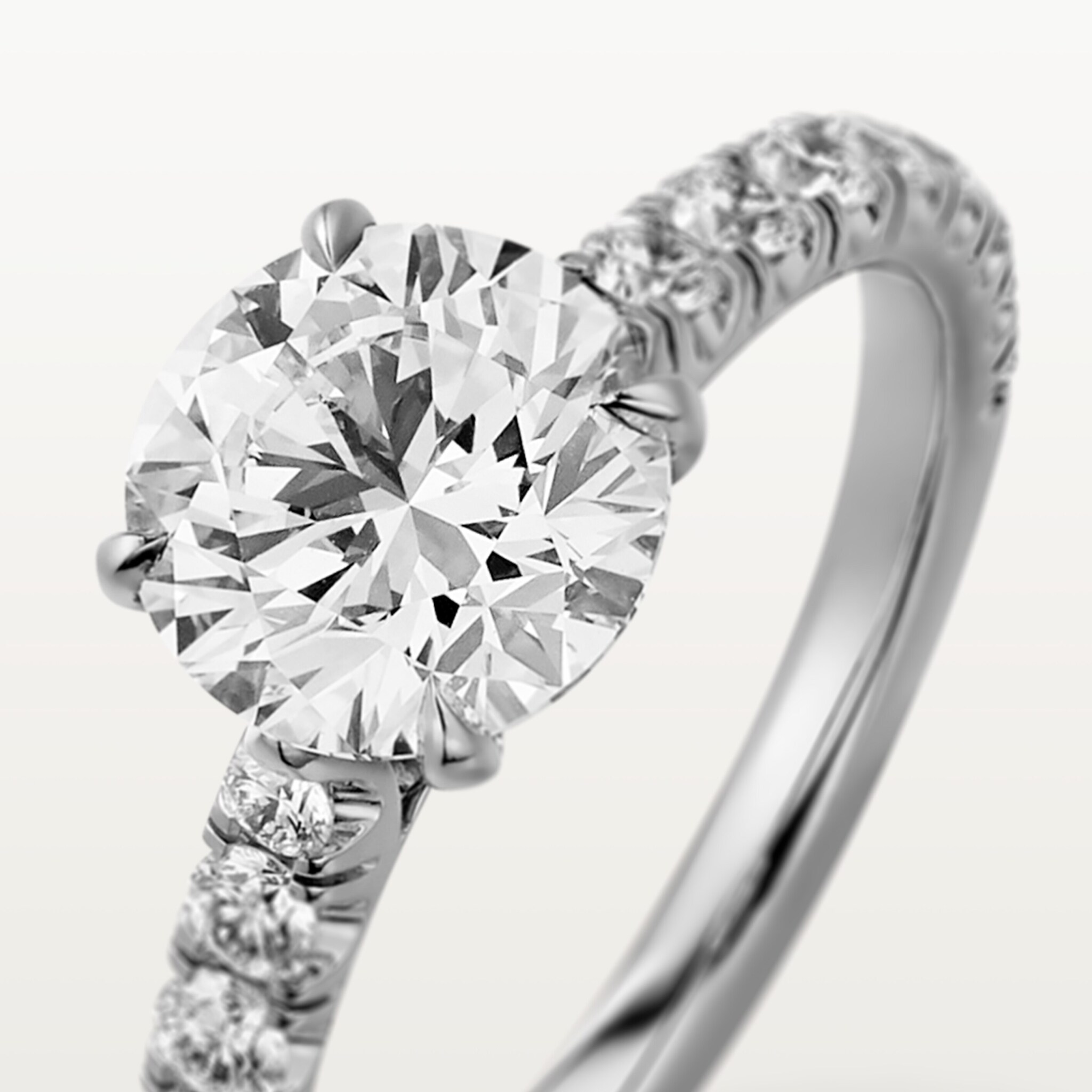 1895 solitaire, brilliant-cut diamond, paved